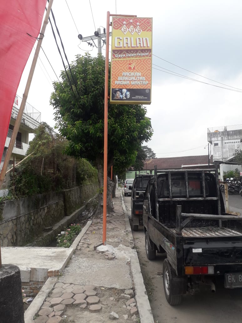 Aneh!! Iklan Rokok Galan Berdiri Di Atas Trotoar,Tidak Ada Tindakan ...