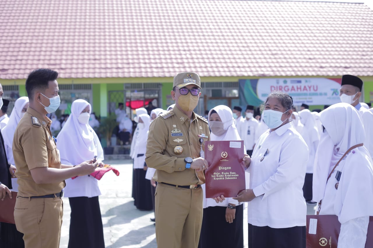 Pimpin Upacara Hari Amal Bakti Kemenag RI, Bupati Adipati Serahkan Berbagai Penghargaan - Berita ...