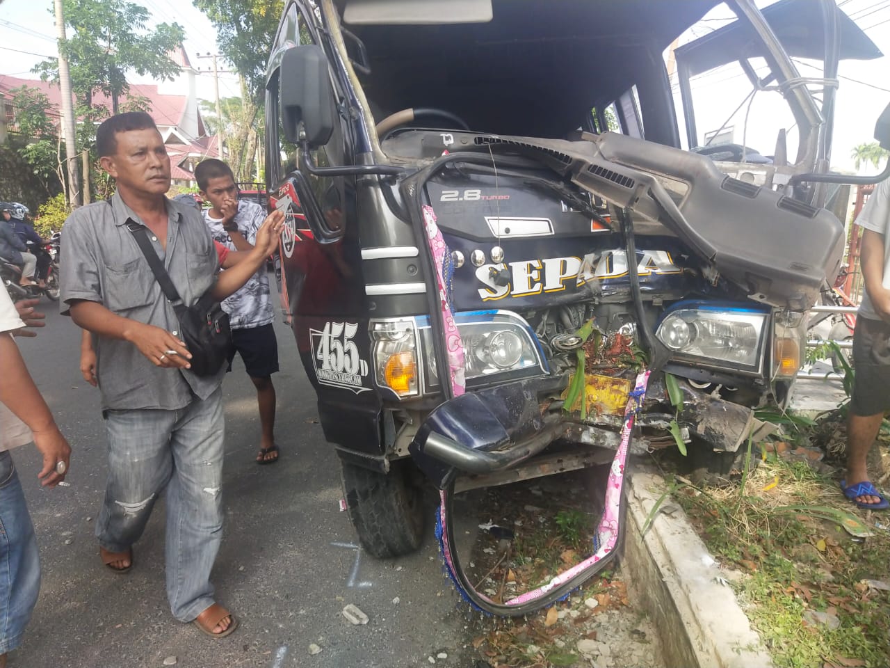 Bus Sepadan Ringsek Tabrak Pohon Mahoni di Siantar, 6 Penumpang Terluka - Berita Ter Update Hari Ini