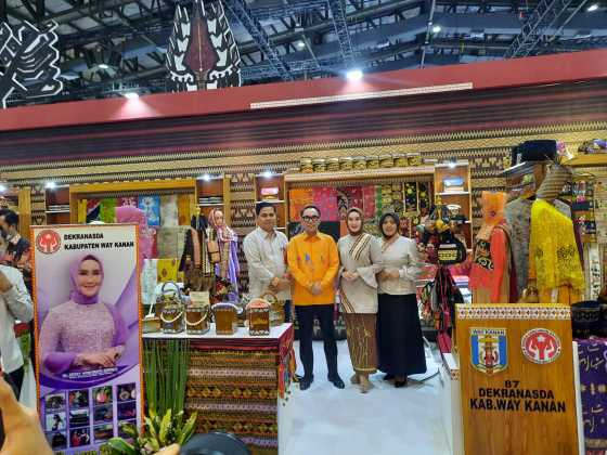 Bupati dan Ketua Dekranasda Way Kanan Hadiri Pemeran INACRAF Tahun 2023 ... Bupati dan Ketua Dekranasda Way Kanan Hadiri Pemeran INACRAF Tahun 2023 ...