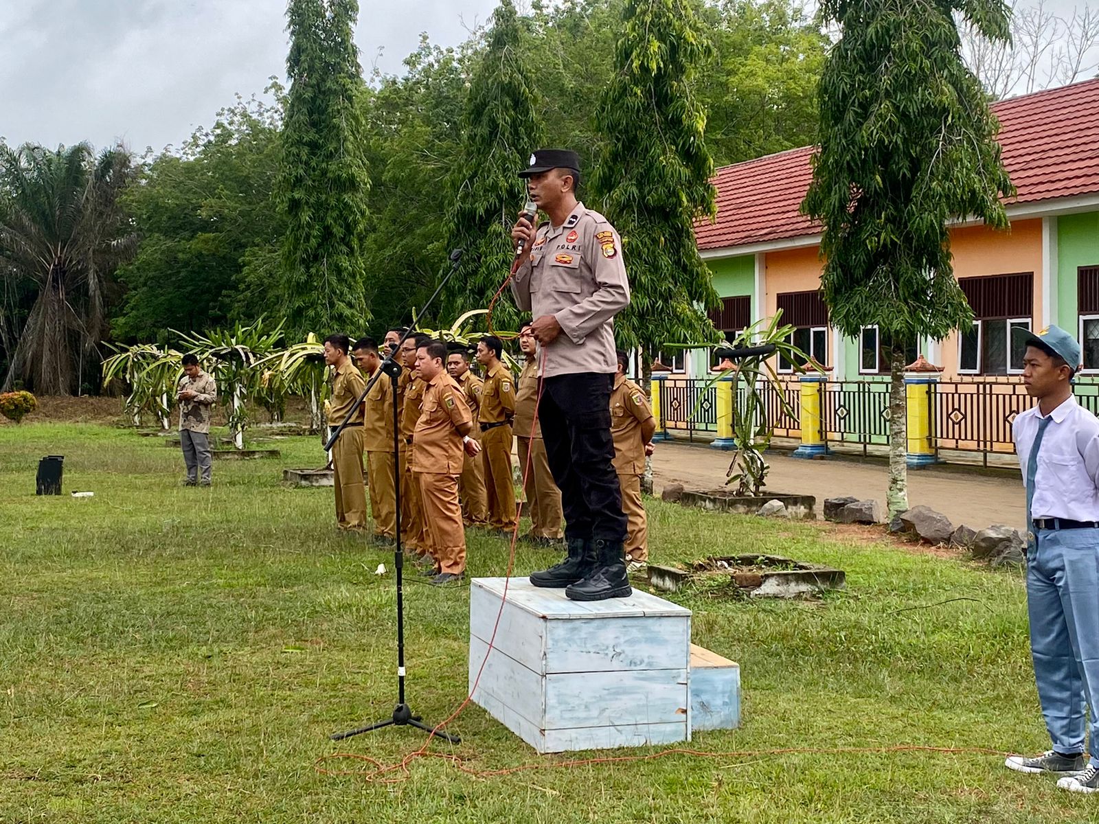 Police Goes To School, Kanit Binmas Jadi Pembina Upacara di SMKN 1 Buay ...