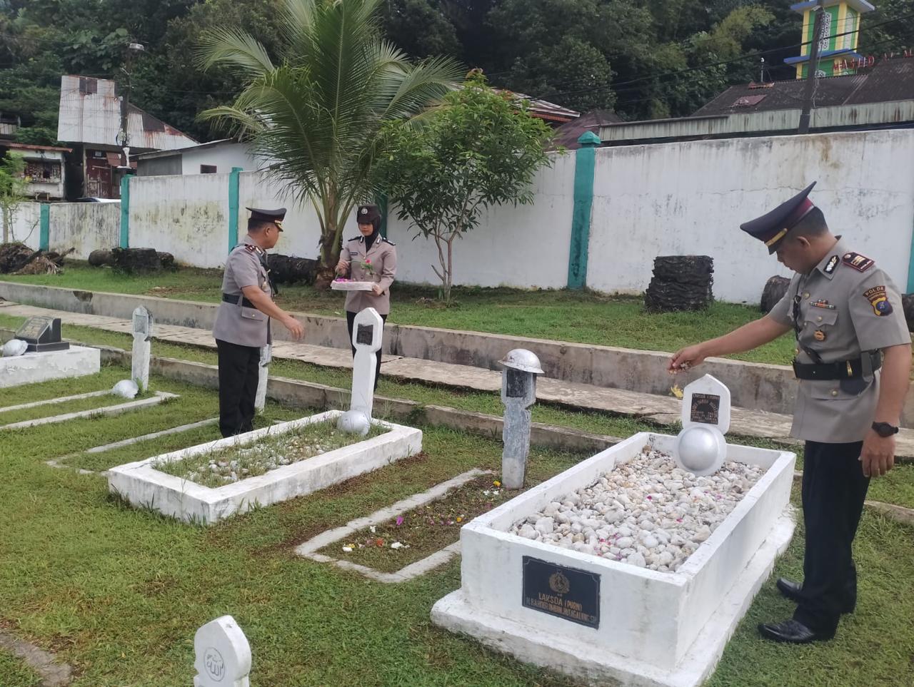 Sambut Hari Bhayangkara ke 78,Polres Sibolga Tabur Bunga Di Makam Pahlawan Sibolga - Berita Ter ...